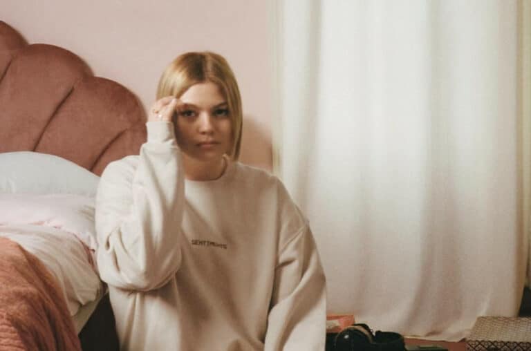 Louane dévoile enfin ses « Sentiments » - Stars et people - ZIKEO