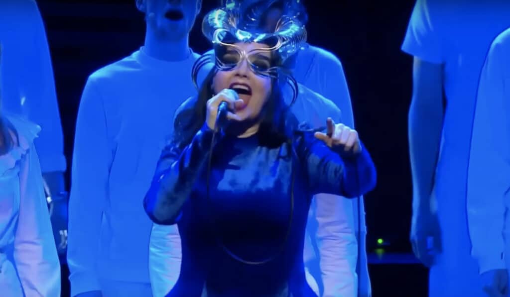 Björk annonce les dates de sa nouvelle tournée mondiale baptisée ...